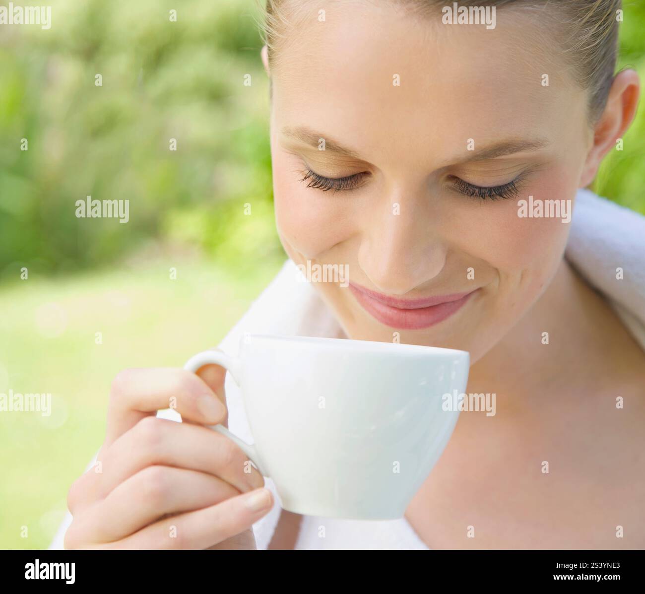 Young woman holding a coffee cup Stock Photo - Alamy