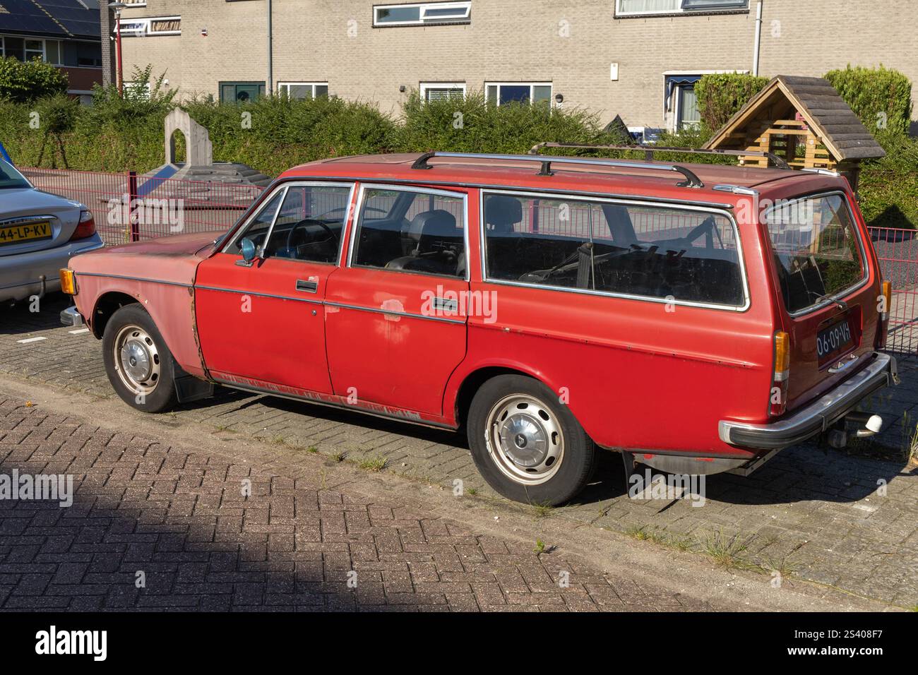 Volvo station wagon red hi-res stock photography and images - Alamy