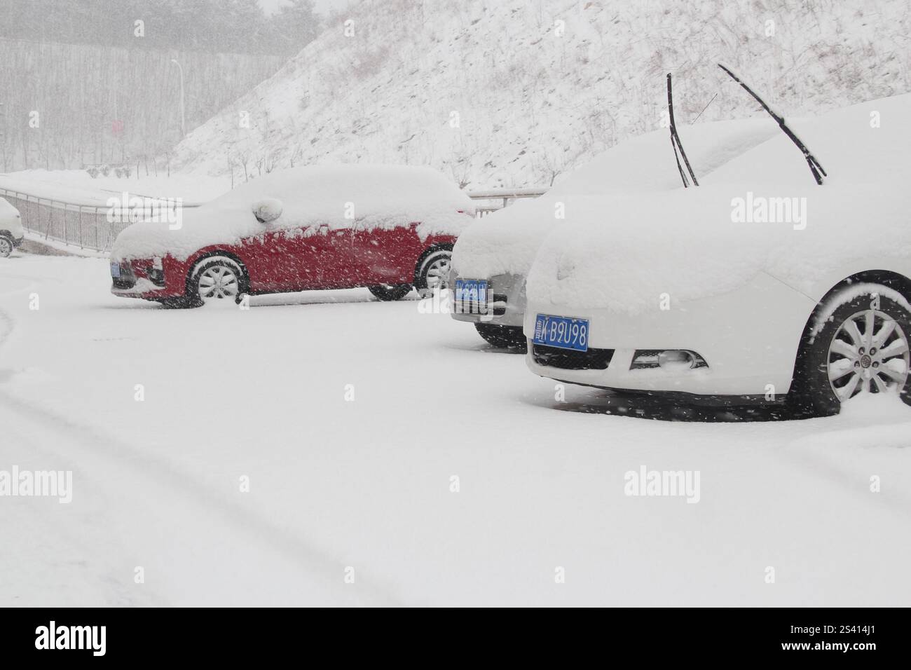 A heavy snowfall attacks Weihai City, east China's Shandong Province, 9 ...