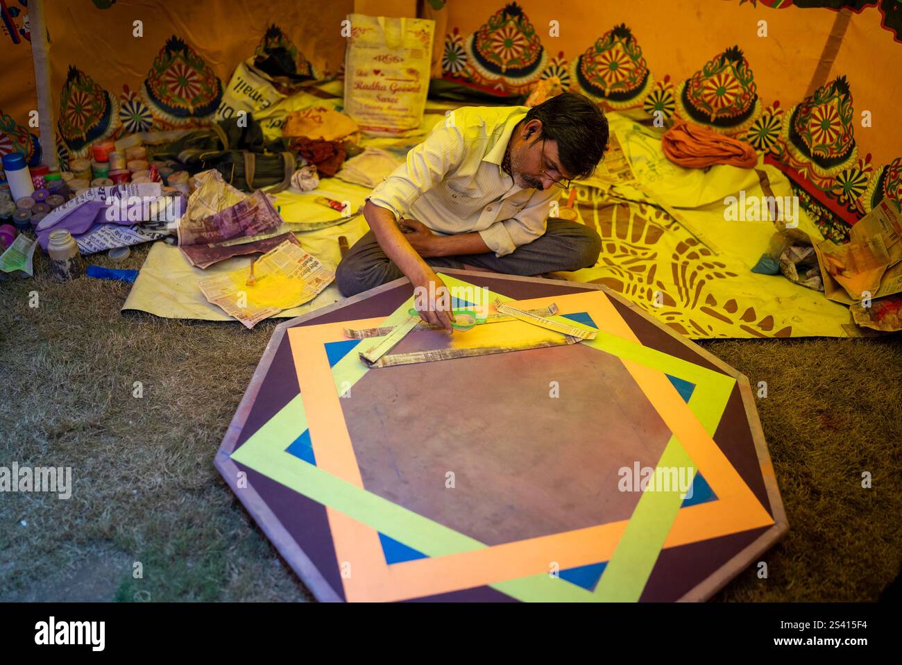An artisan engrossed in traditional Indian craftwork Stock Photo - Alamy