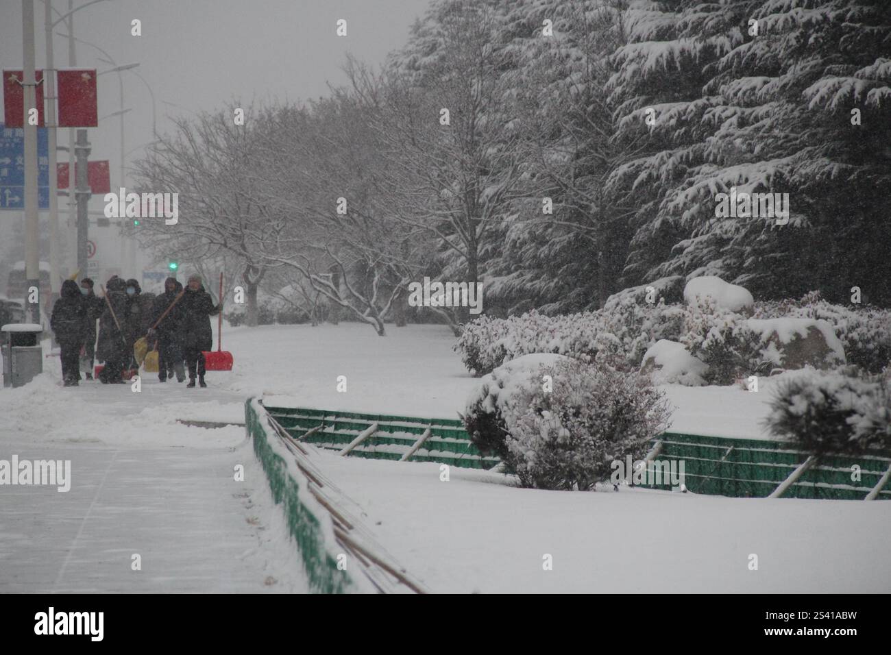 A heavy snowfall attacks Weihai City, east China's Shandong Province, 9 ...