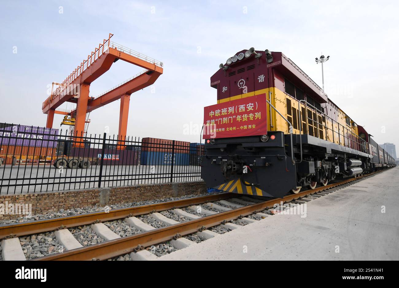 Xi'an, China's Shaanxi Province. 10th Jan, 2025. A China-Europe freight ...