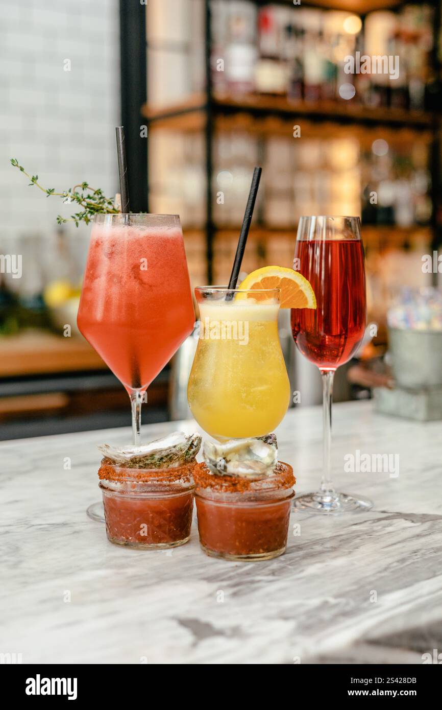 Cocktails bar and oyster bar hi-res stock photography and images - Alamy