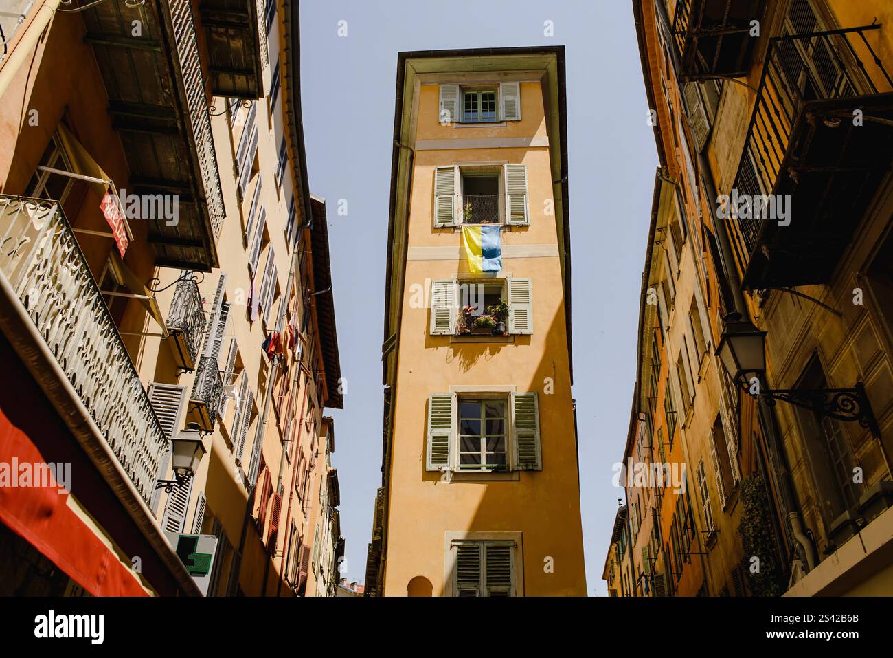 Old building facades narrow hi-res stock photography and images - Alamy