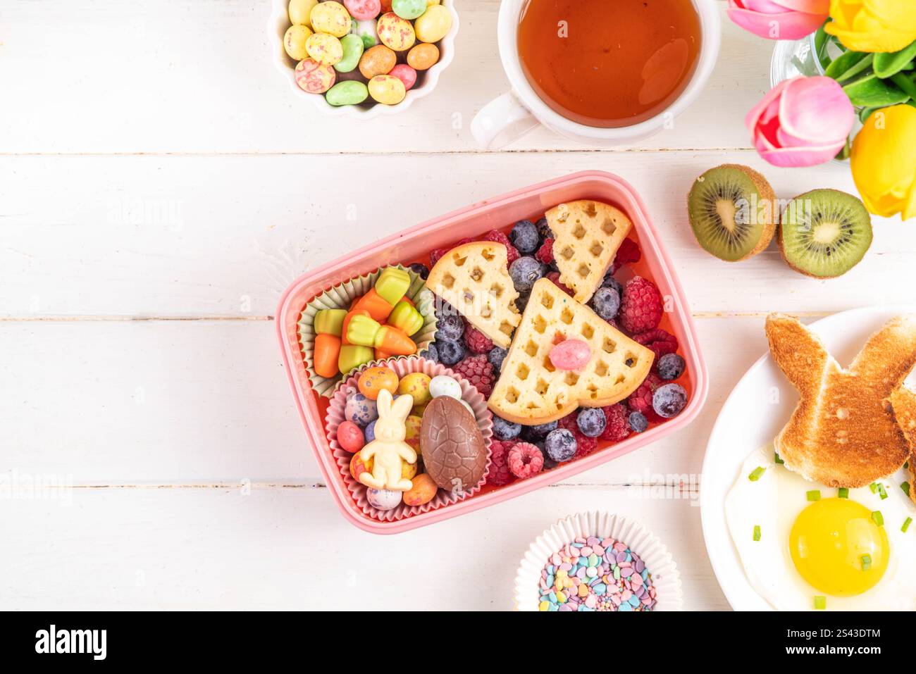 Cute Easter style lunchbox. Creative kids school lunch box with Easter ...