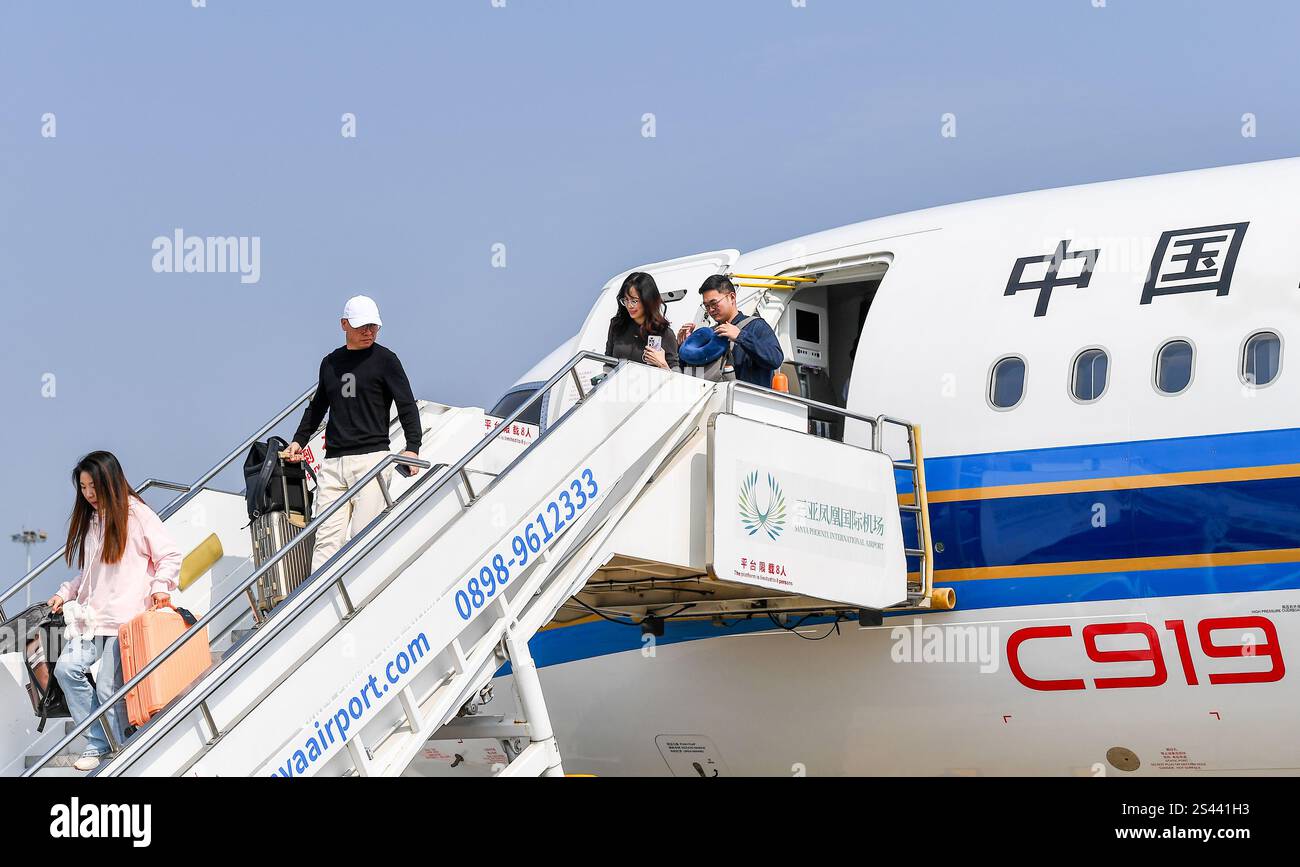 (250110) -- SANYA, Jan. 10, 2025 (Xinhua) -- Passengers walk down from ...