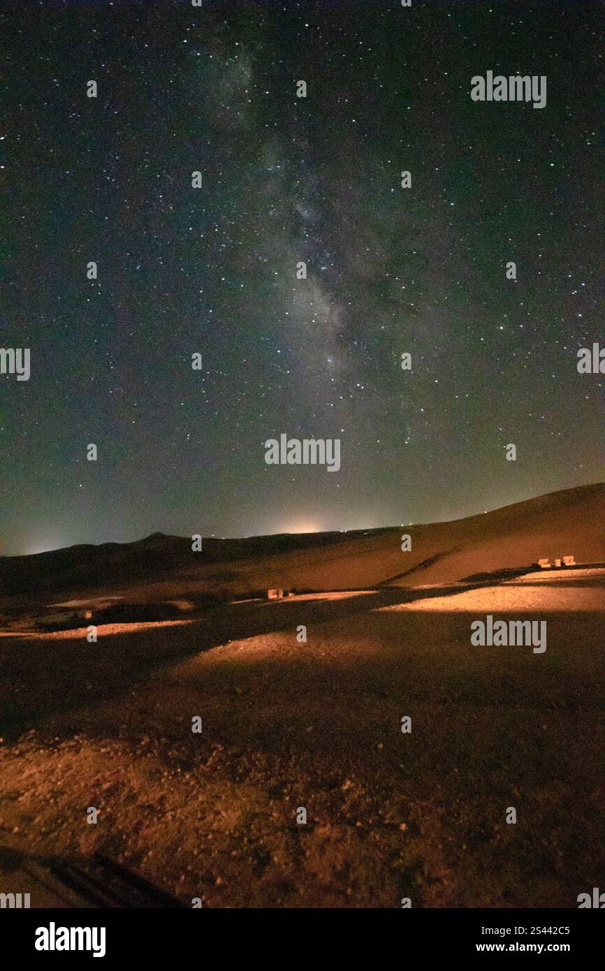 Desert at night hi-res stock photography and images - Alamy