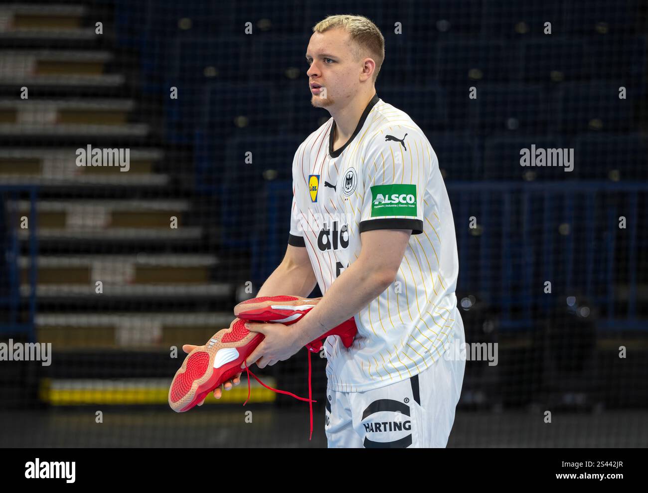 Hamburg, Germany. 10th Jan, 2025. Handball: DHB team media day before ...
