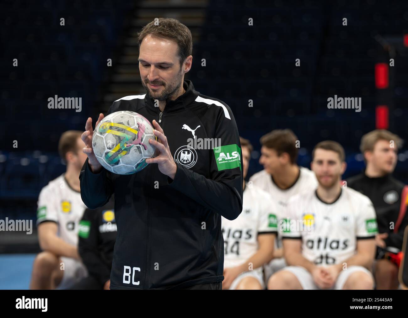 Hamburg, Germany. 10th Jan, 2025. Handball: DHB team media day before ...