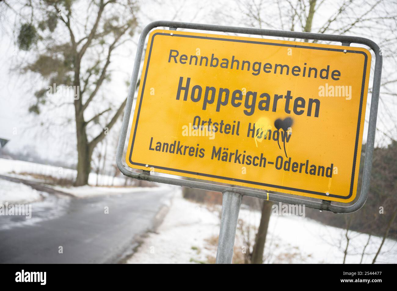 Hoppegarten, Germany. 10th Jan, 2025. The town sign of Hönow, a ...