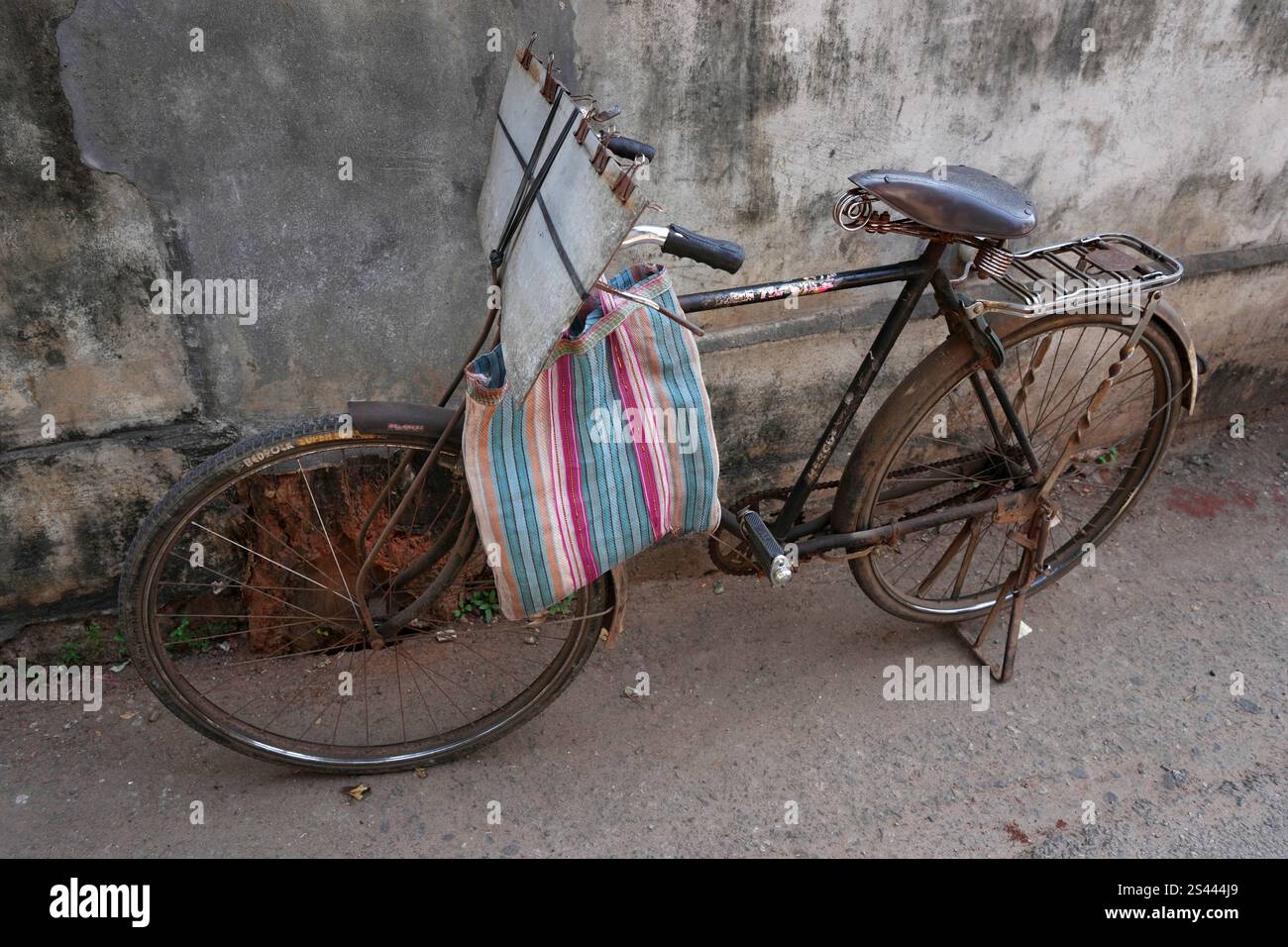 Menschen IND, 20190101, Altes Fahrrad mit Einkaufstasche *** Menschen ...