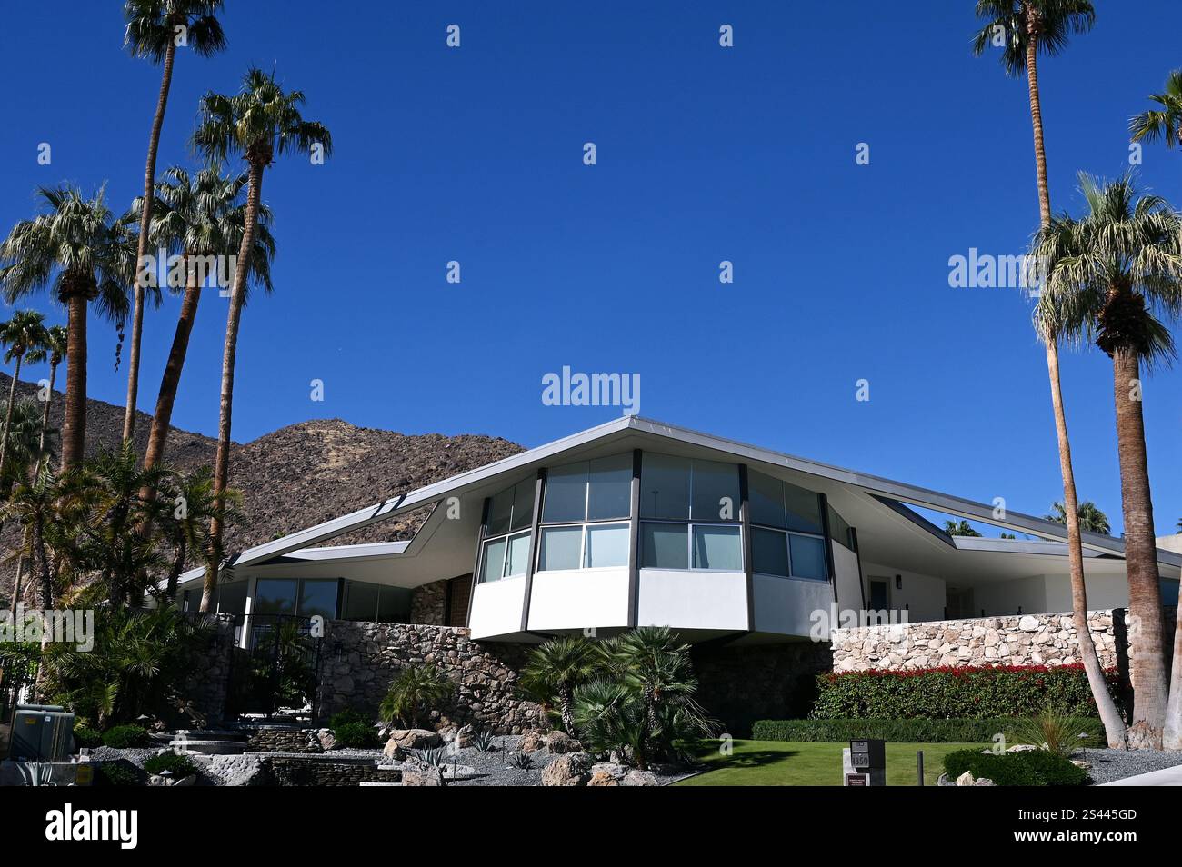 Midcentury modernism architecture, Elvis Presley Honeymoon Hideaway ...