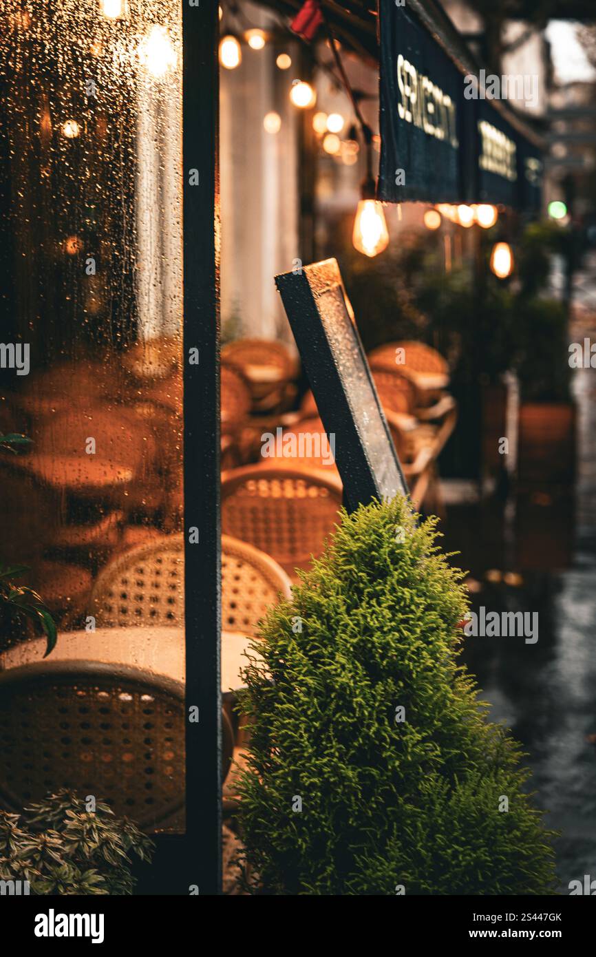 Cafe seating arrangements hi-res stock photography and images - Alamy
