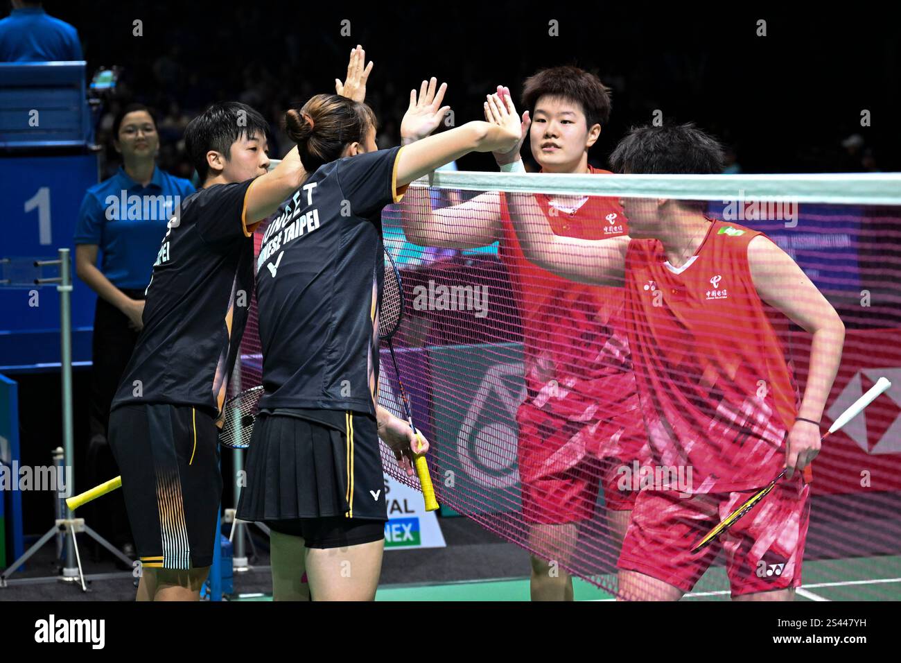 Kuala Lumpur, Malaysia. 10th Jan, 2025. Liu Shengshu (2nd R) /Tan Ning (1st R) of China greet ...