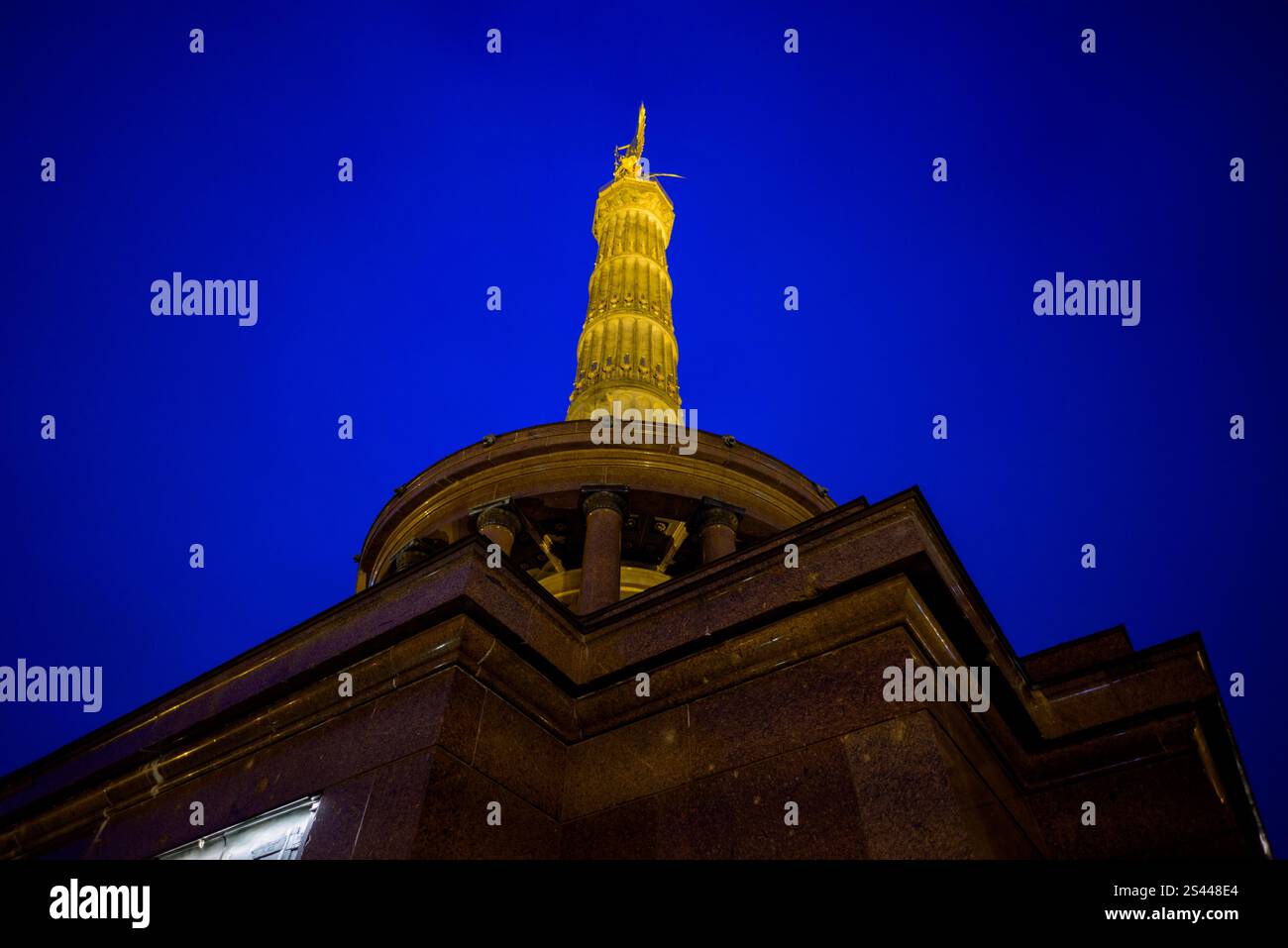 Night view of Victory Column, Siegessaule, commemorating victory in ...