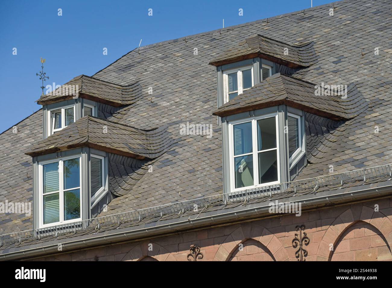 Ausgebautes Dachgeschoß, Schiefer Dachschindeln, Trier, Rheinland-Pfalz ...