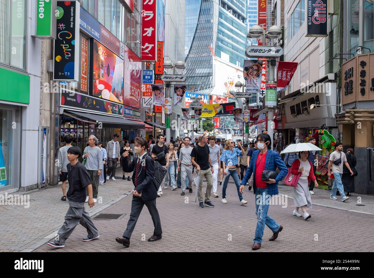 Busy retail hub hi-res stock photography and images - Alamy