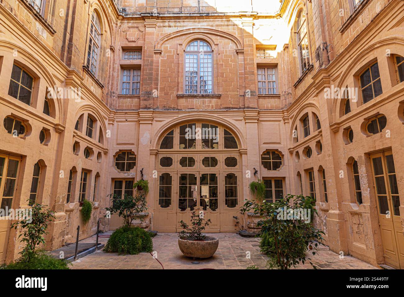 Ornate courtyard facade palace hi-res stock photography and images - Alamy