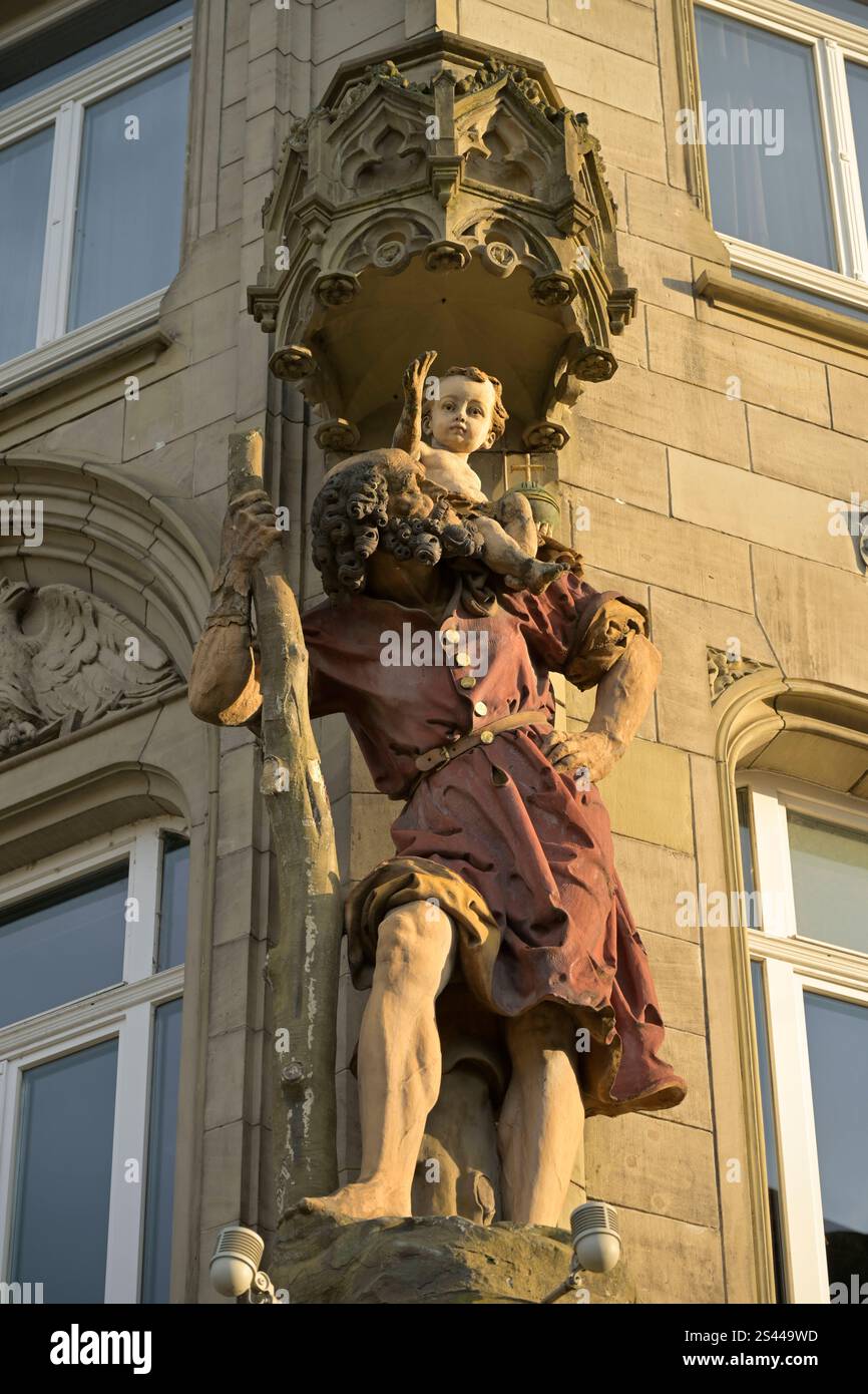 Skulptur, Christophorus trägt das Jesuskind über das Wasser, Altbau ...