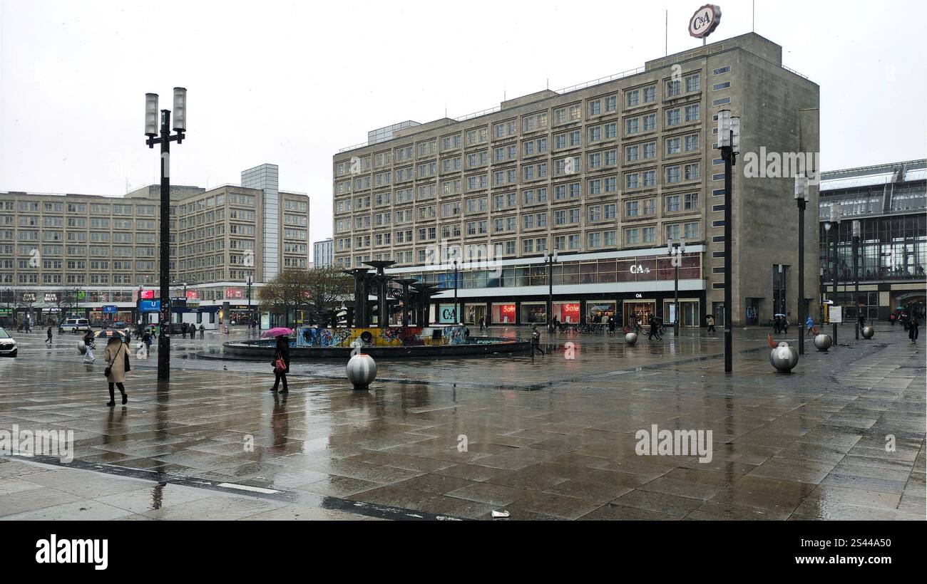 10.0ß1.2025, Berlin - Deutschland. Regen fegt den Alexanderplatz fast leer. *** 10 0ß1 2025 ...
