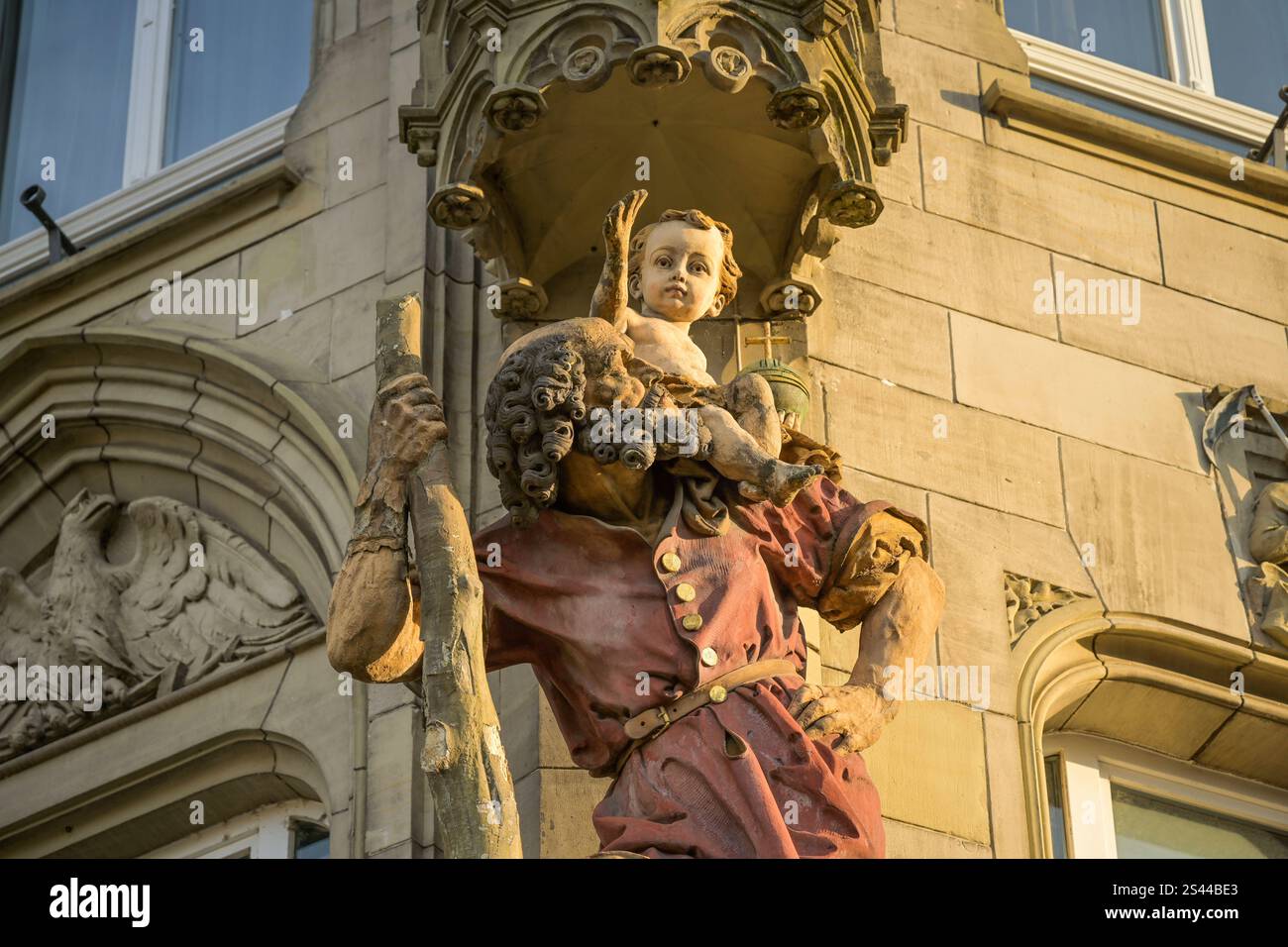 Skulptur, Christophorus trägt das Jesuskind über das Wasser, Altbau ...