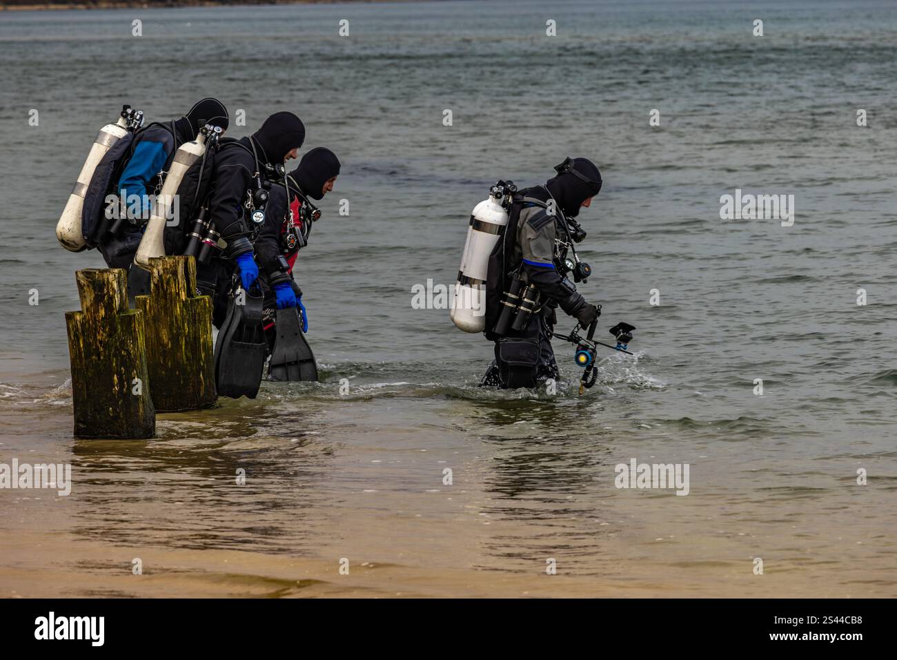 Scuba divers in the Baltic Sea, rescue operation at sea, treasure hunt ...
