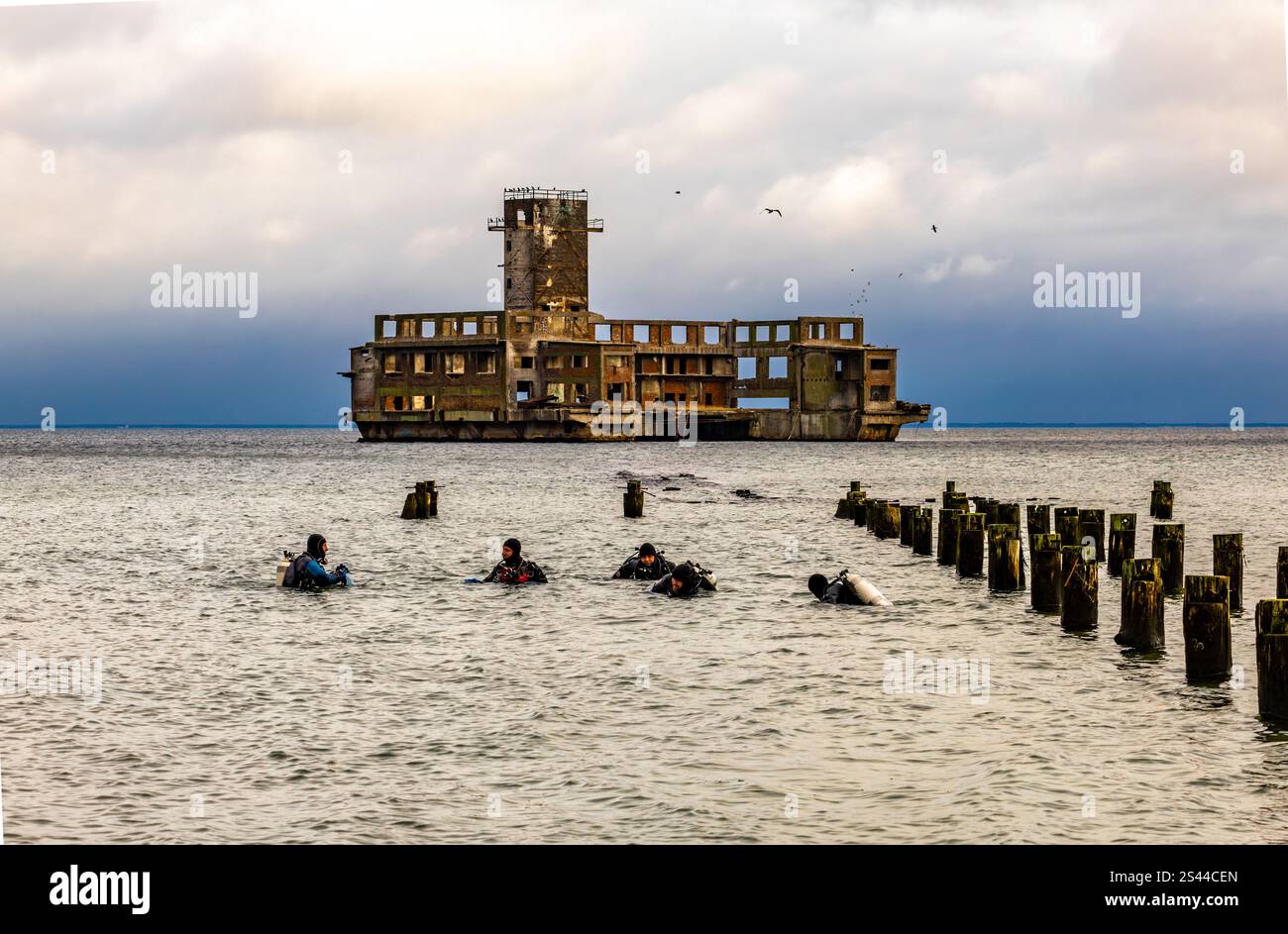 Scuba divers in the Baltic Sea, rescue operation at sea, treasure hunt ...