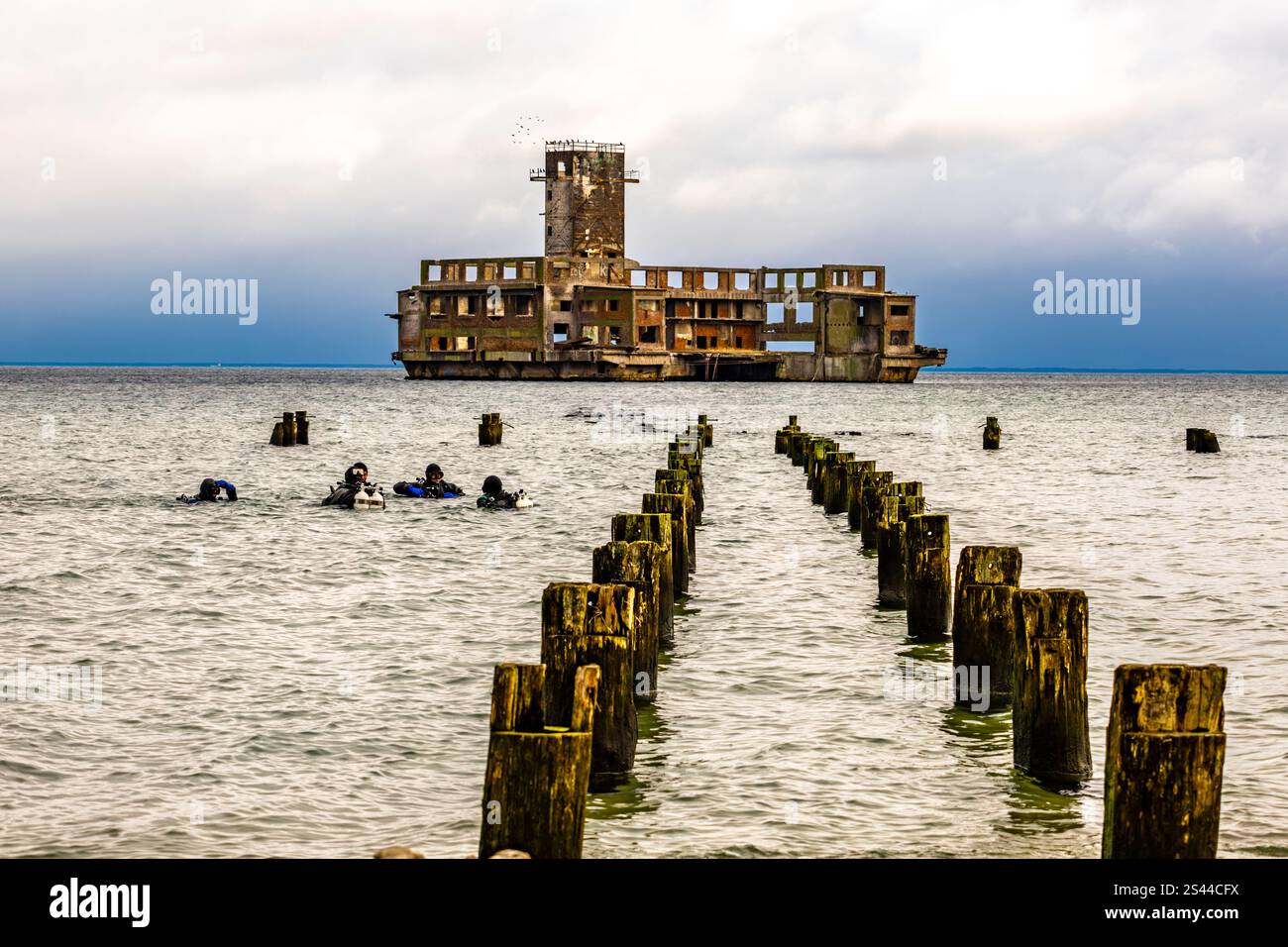Scuba divers in the Baltic Sea, rescue operation at sea, treasure hunt ...
