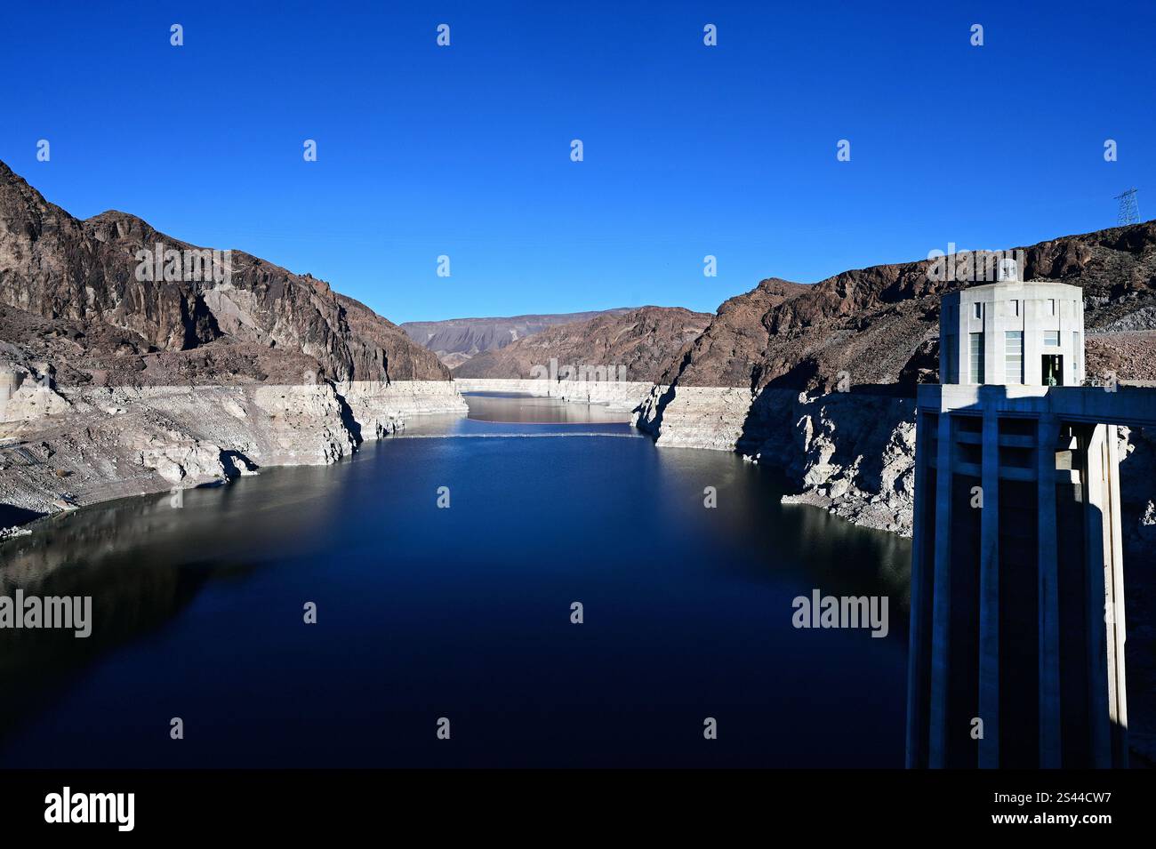 Hoover Dam on the border between the US states of Nevada and Arizona ...