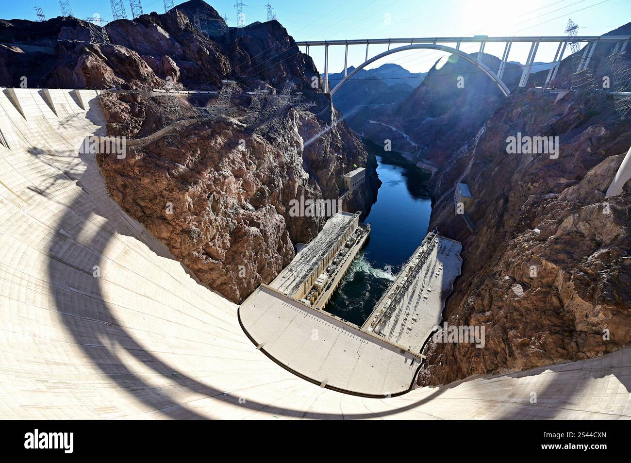 Hoover Dam on the border between the US states of Nevada and Arizona ...