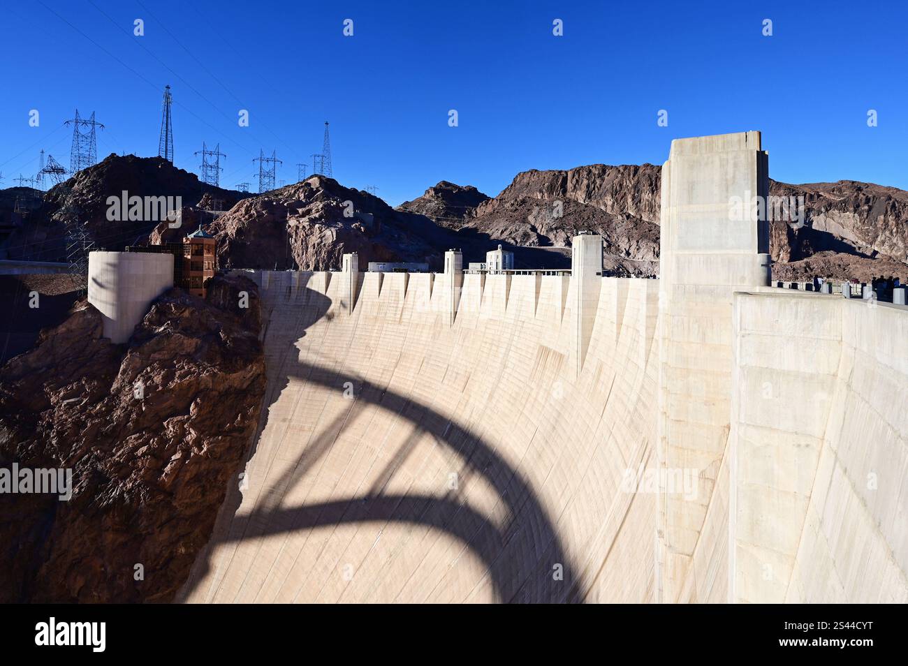 Hoover Dam on the border between the US states of Nevada and Arizona ...