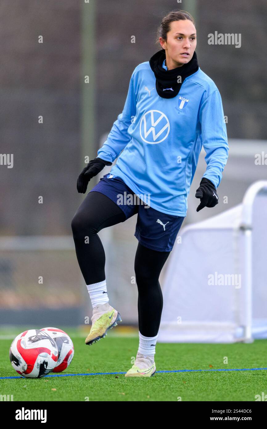 250110 Malmö FFs Izzy D'Aguila under en träning med Malmö FF den 10 januari 2025 i Malmö. Foto ...