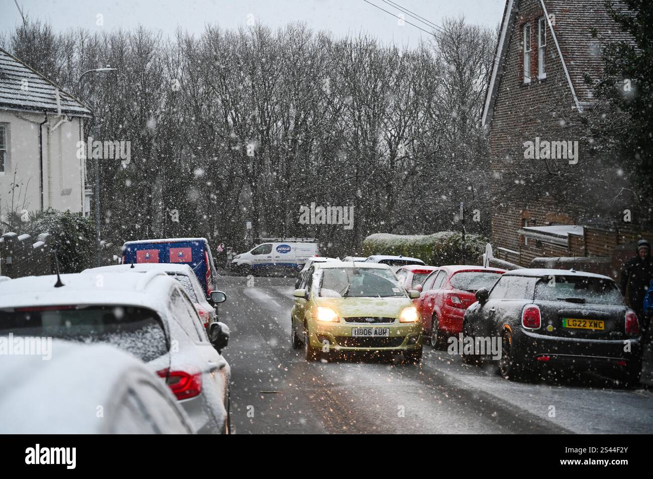 Brighton UK 8th January 2025 - Car drivers in the Queens Park area of ...