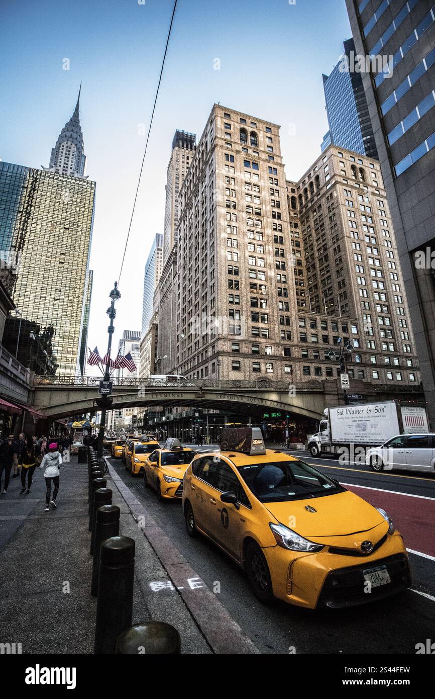 Iconic New York yellow cab and skyscrapers Stock Photo - Alamy