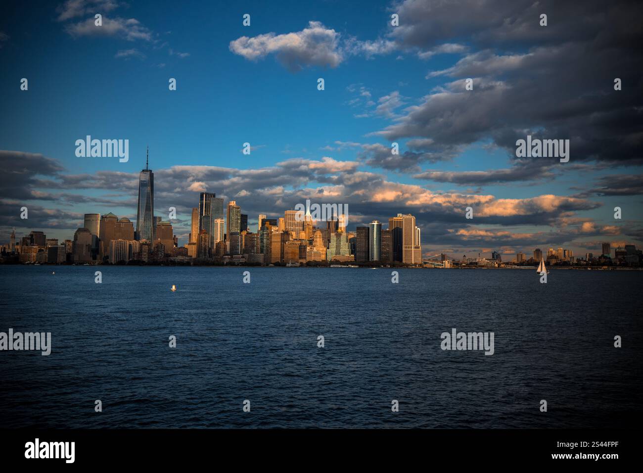 View manhattan skyline from boat hi-res stock photography and images ...