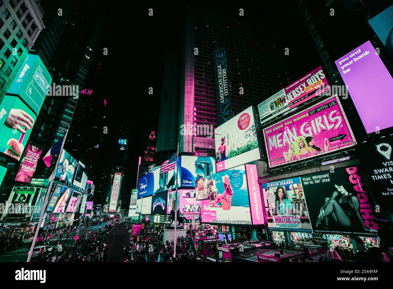 Night view streets square hi-res stock photography and images - Alamy