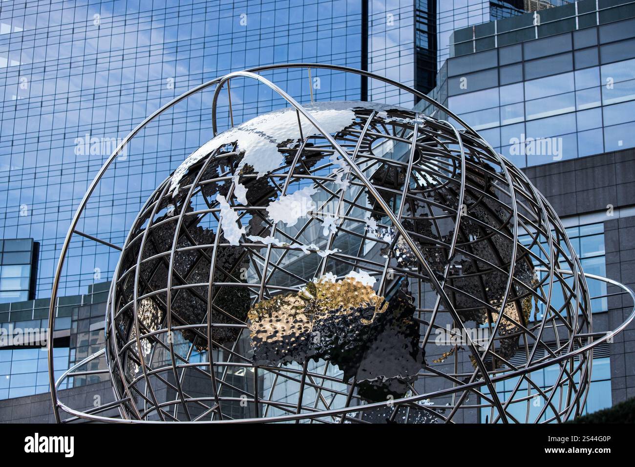 Globe metallic sculpture hi-res stock photography and images - Alamy