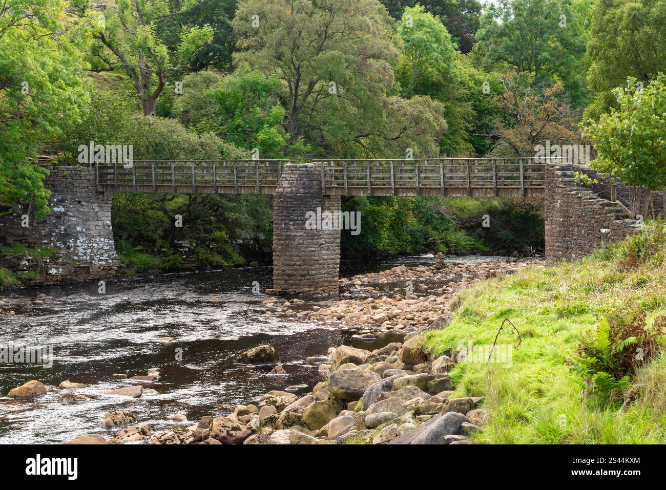 Ramps Holme Bridge, footbridge over the river Swale in Swaledale in the ...