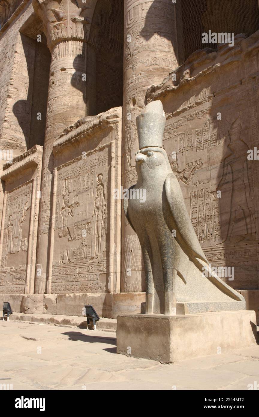 Statue of Horus, Temple of Edfu, Egypt Stock Photo - Alamy
