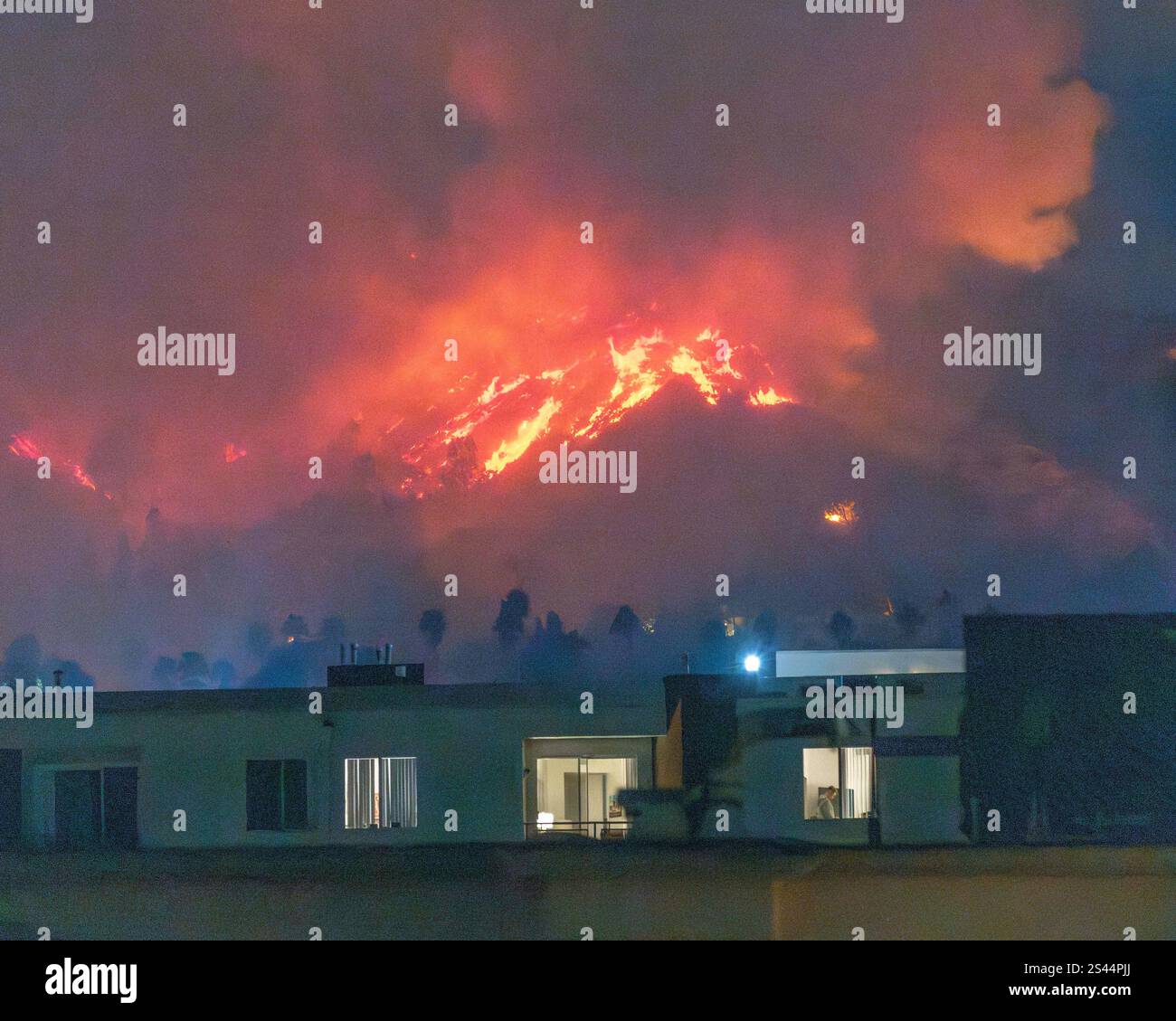 Los angeles fire 2025 helicopter hi-res stock photography and images ...