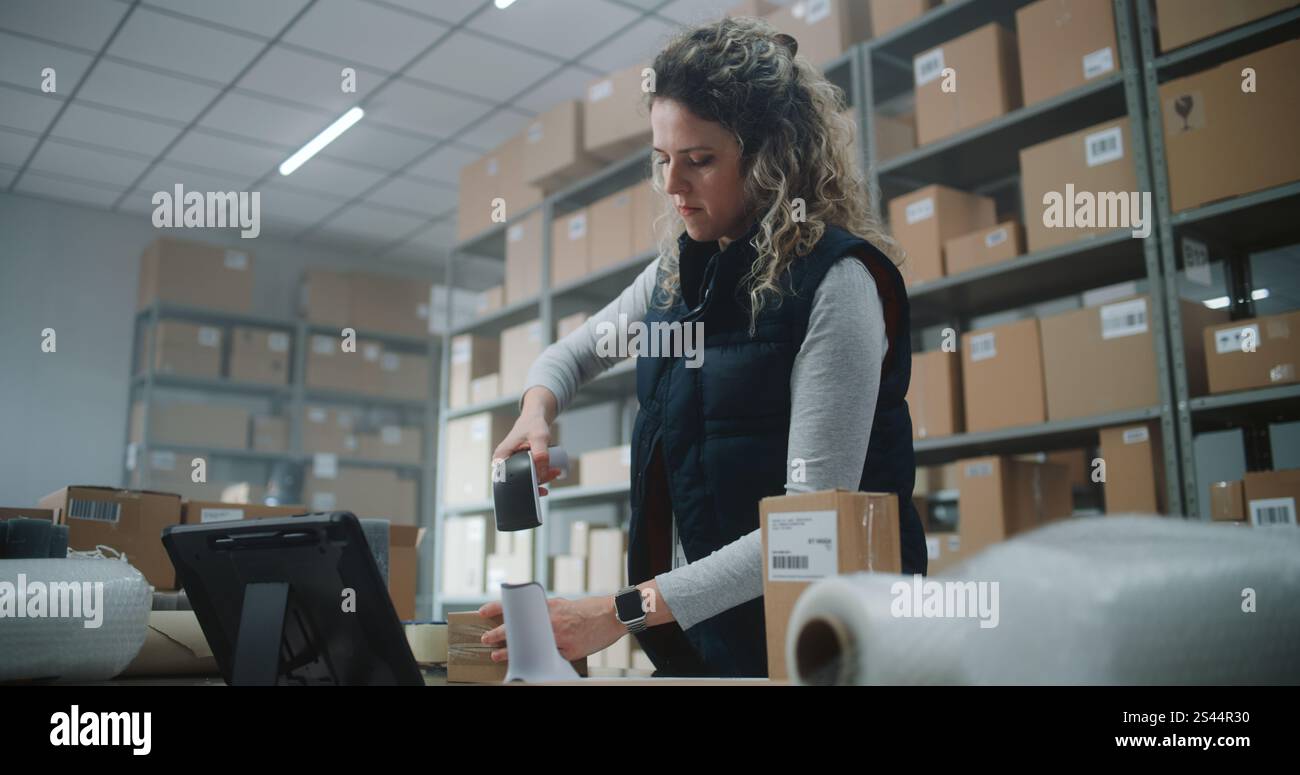 Female warehouse clerk scans parcels hi-res stock photography and images - Alamy