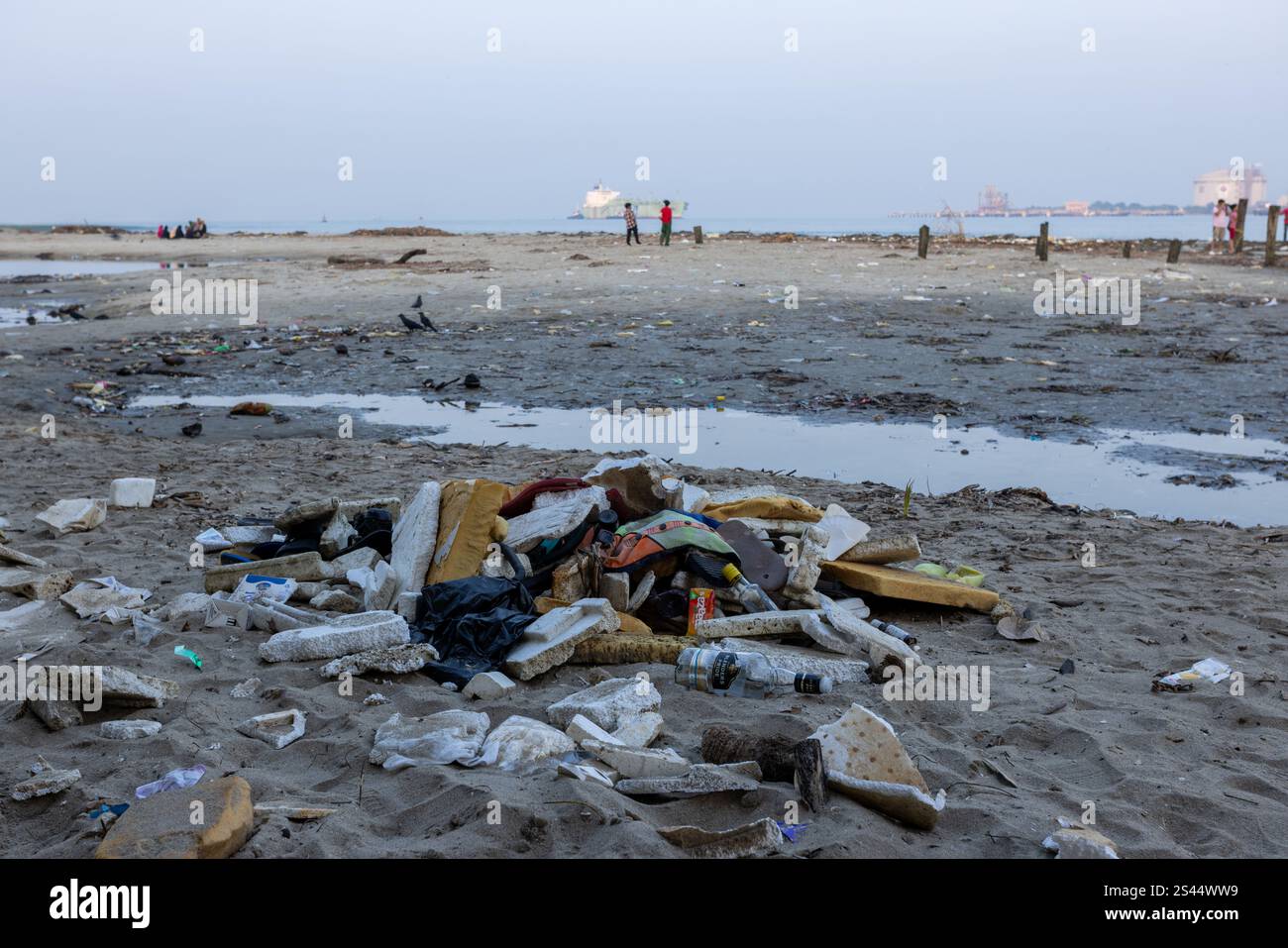 Sea Beach littered with trash and waste items - Fort Kochi, Kerala ...