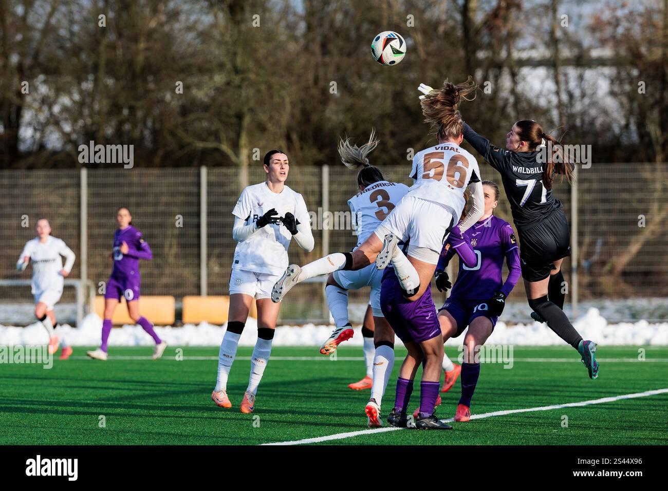 Kampf im Strafraum Juliette Vidal (Bayer 04 Leverkusen, 56) springt zum ...