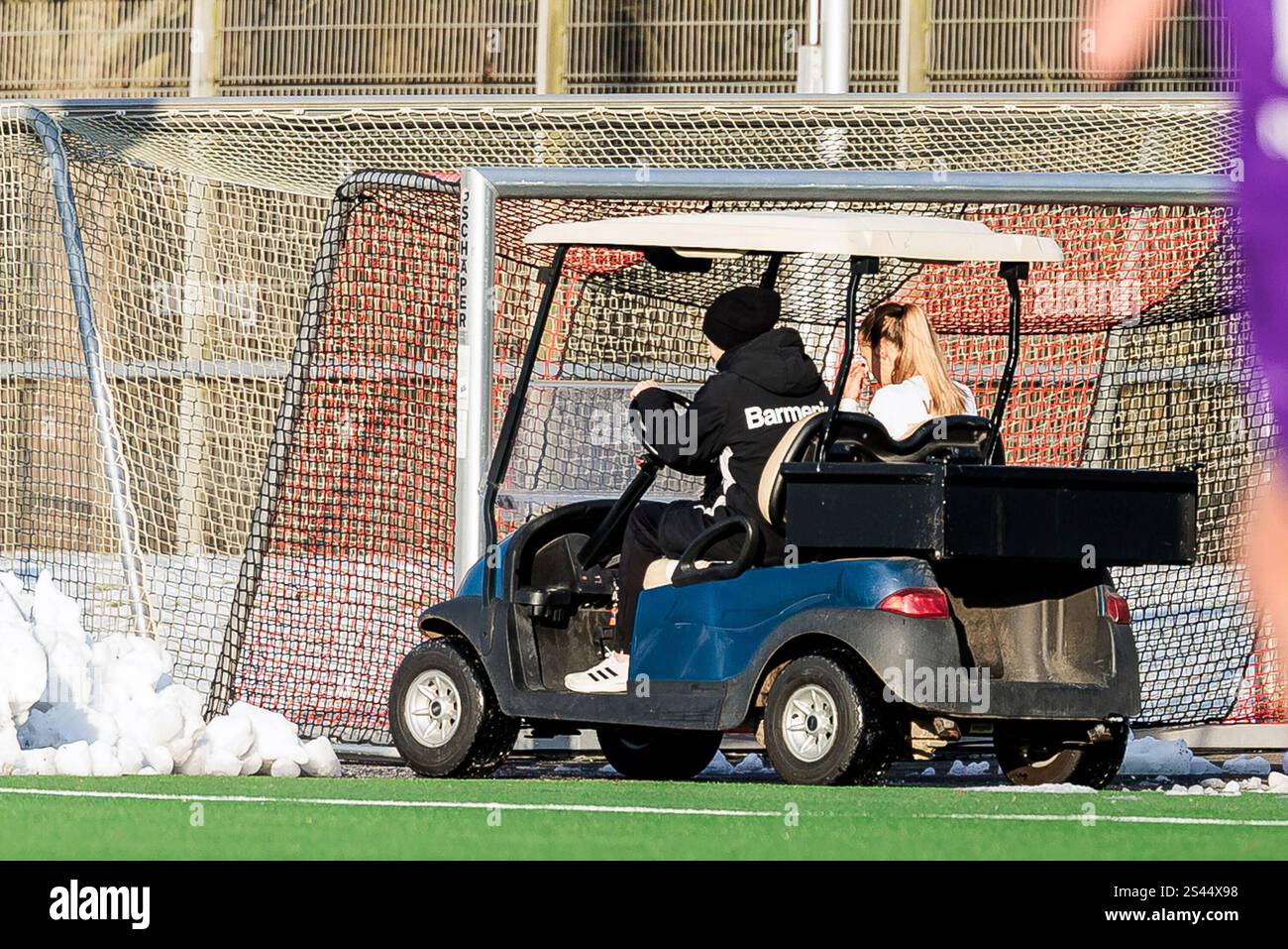 Juliette Vidal (Bayer 04 Leverkusen, 56) wird im Golfkart vom Platz ...