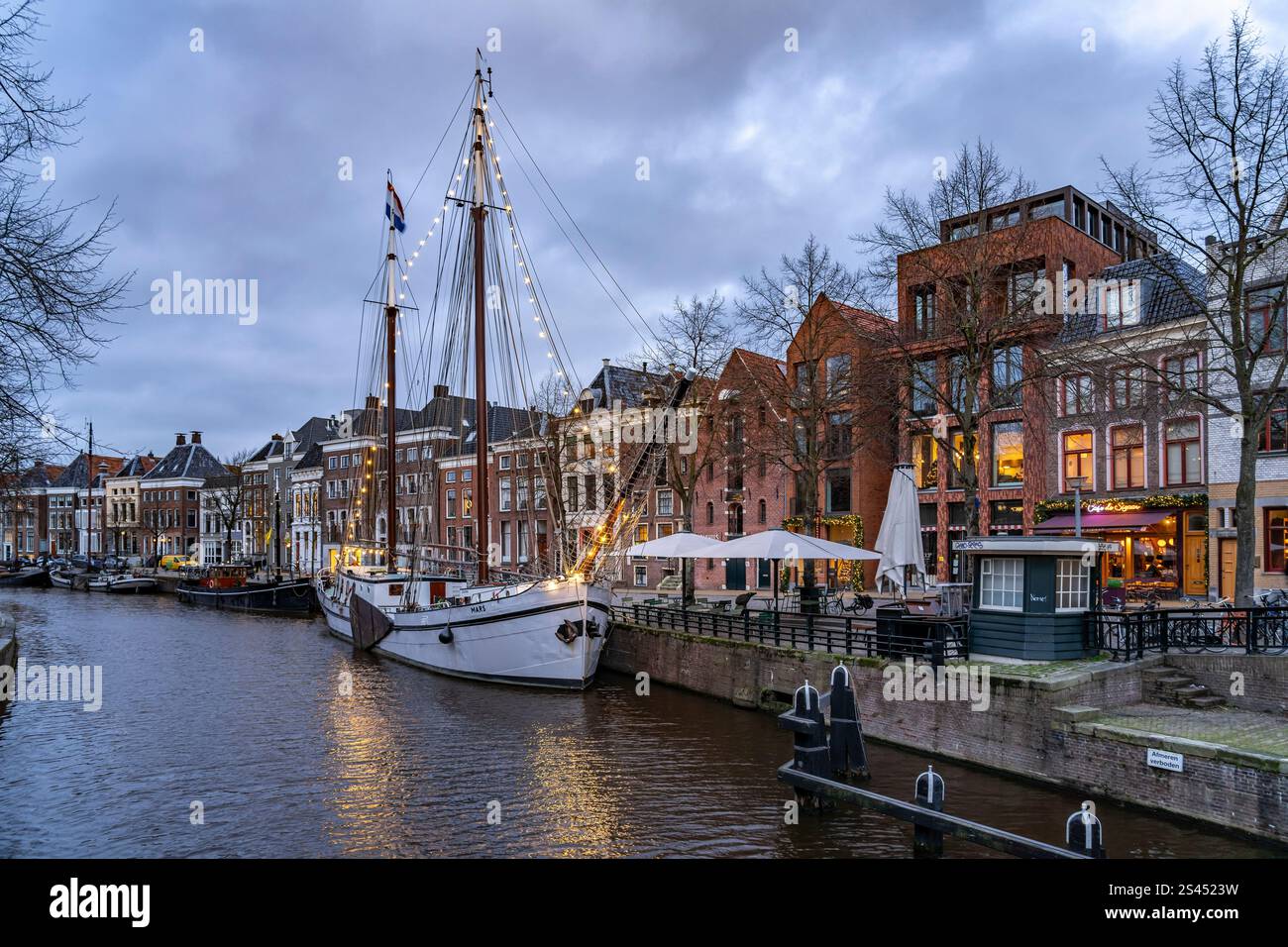 Typische Gracht mit Segelbooten in Groningen in der Abenddämmerung ...