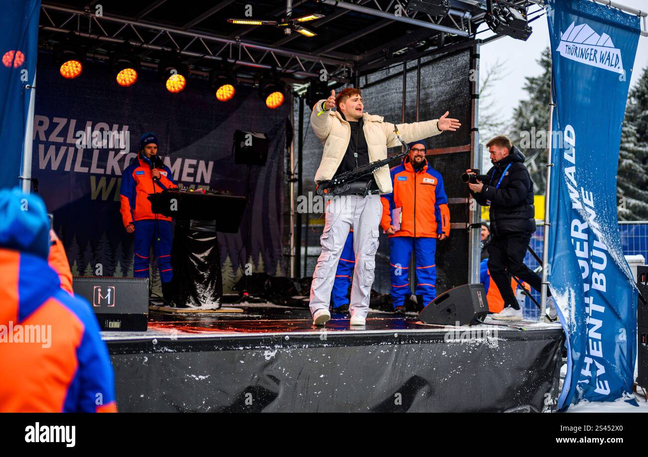 Oberhof, Deutschland. 10th Jan, 2025. Andre Schnura Saxophonist gibt ...