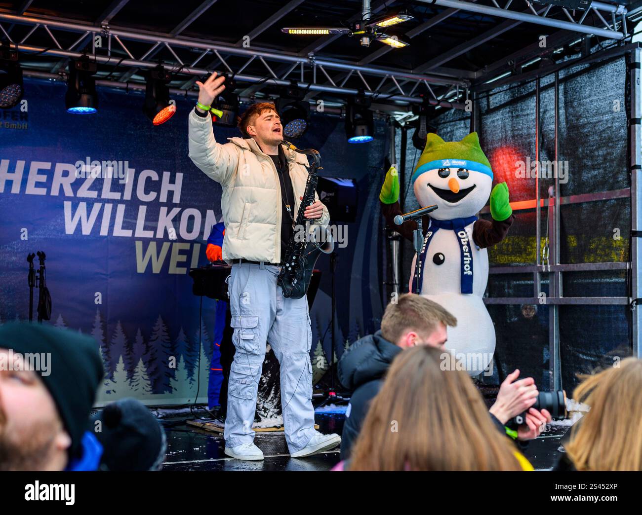 Oberhof, Deutschland. 10th Jan, 2025. Andre Schnura Saxophonist gibt ...