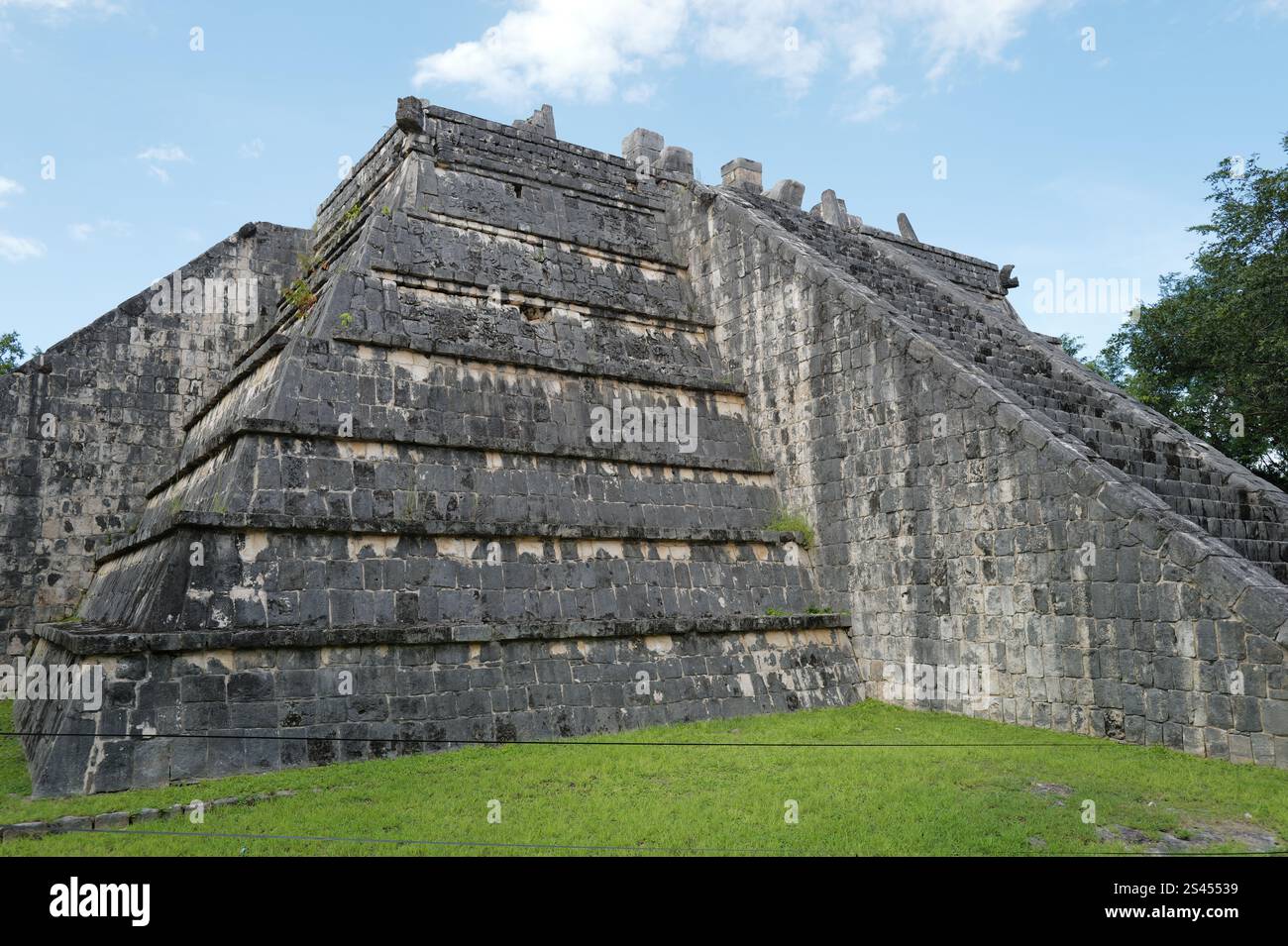 Iconic ancient Mayan religious ruins of Chichén-Itzá in the heart of ...