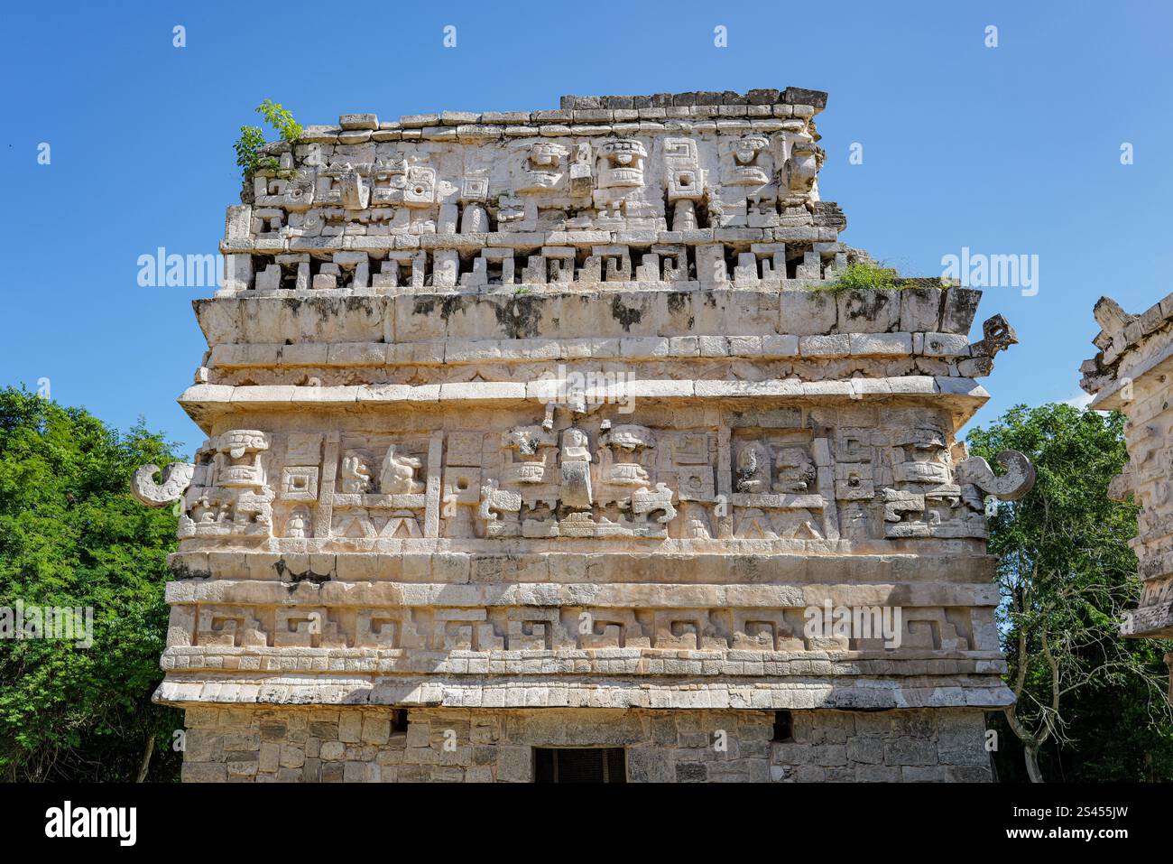 Iconic ancient Mayan religious ruins of Chichén-Itzá in the heart of ...
