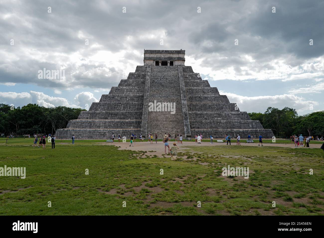 Iconic ancient Mayan religious ruins of Chichén-Itzá in the heart of ...